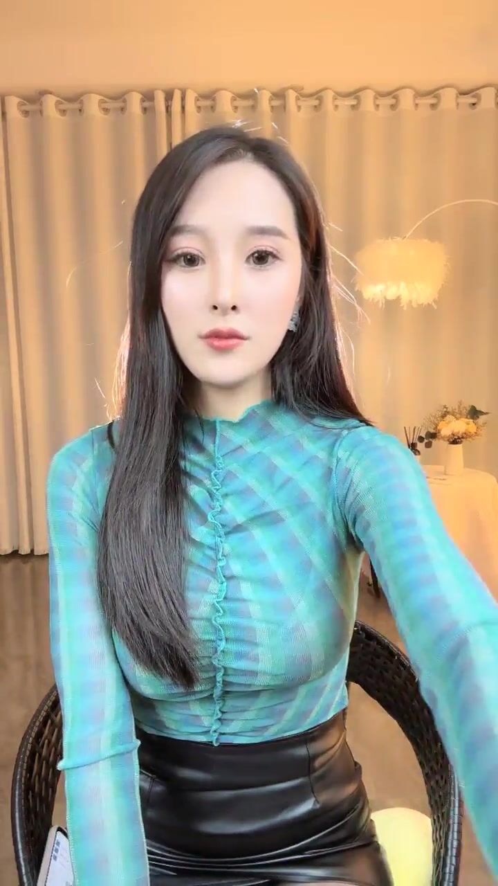 正宗绿播女神下海！长腿超级甜美御姐上线自慰，腿型很美 露点极高！逼还是粉嫩的，自慰水出够多，声音很甜蜜 请戴上耳机 1